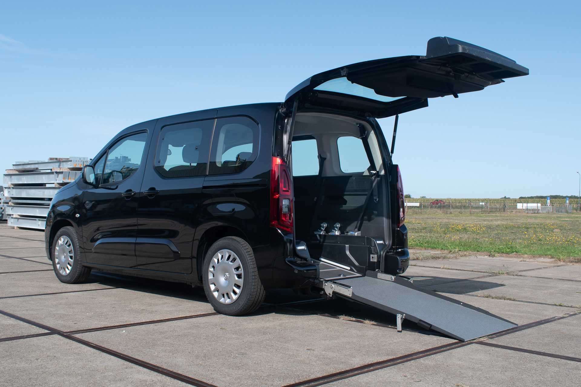 Opel Combo rolstoelauto | Bij Freedom Auto Aanpassingen | Freedom Van