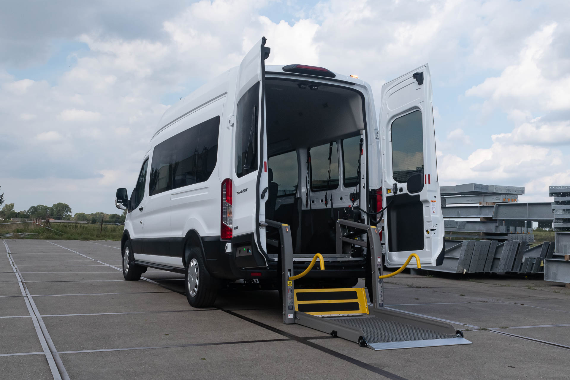 Rolstoel bus met ingebouwde lift | Bij Freedom Auto Aanpassingen