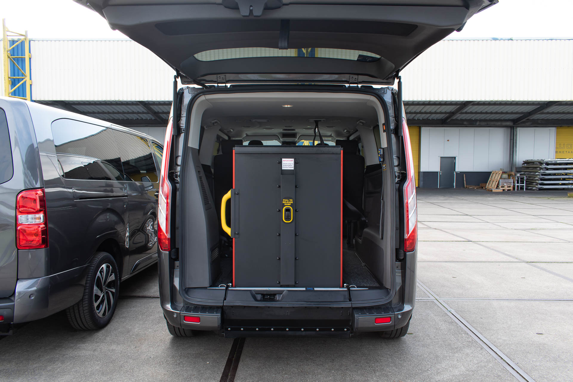 Ford Tourneo / Transit Independence™ Rolstoelbus | Freedom AA